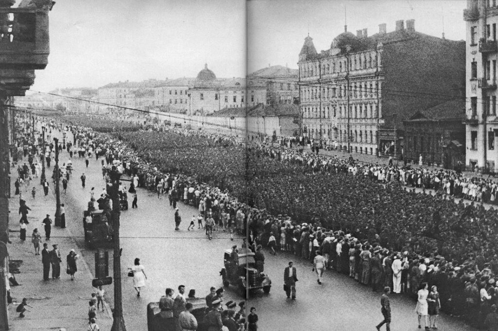 “Die Schmach der Gefangenen: Deutscher Kriegsgefangenenmarsch in Moskau ...